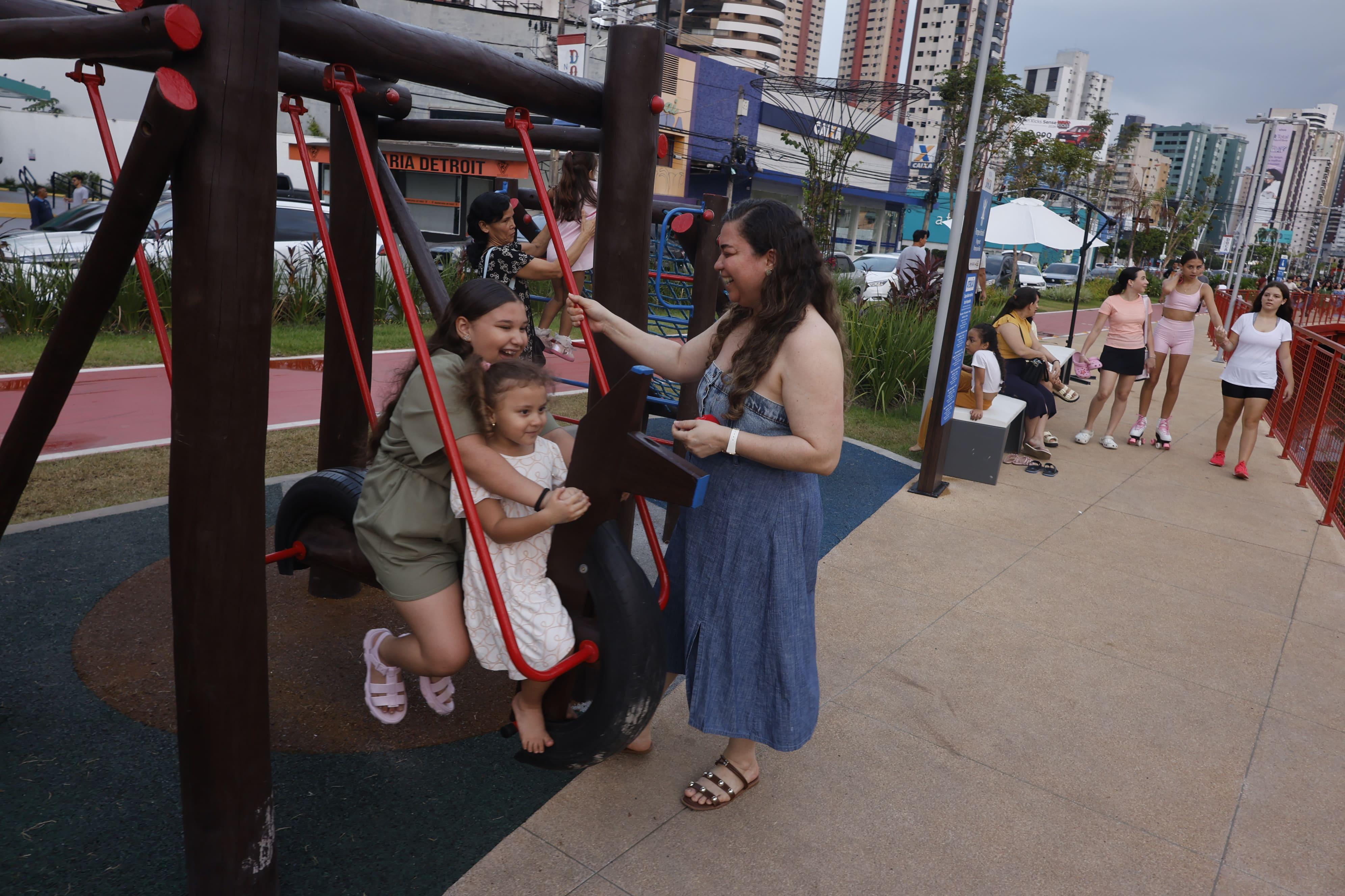Crianças e adultos estão entusiasmados com o Parque Linear da Nova Doca ...