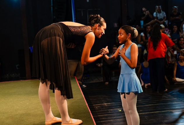 Alane Dias realiza aula gratuita de ballet para mais de 100 crianças em ...