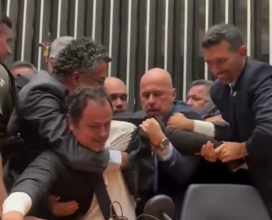 Saiba quem é Glauber Braga, deputado retirado à força após protesto na ...
