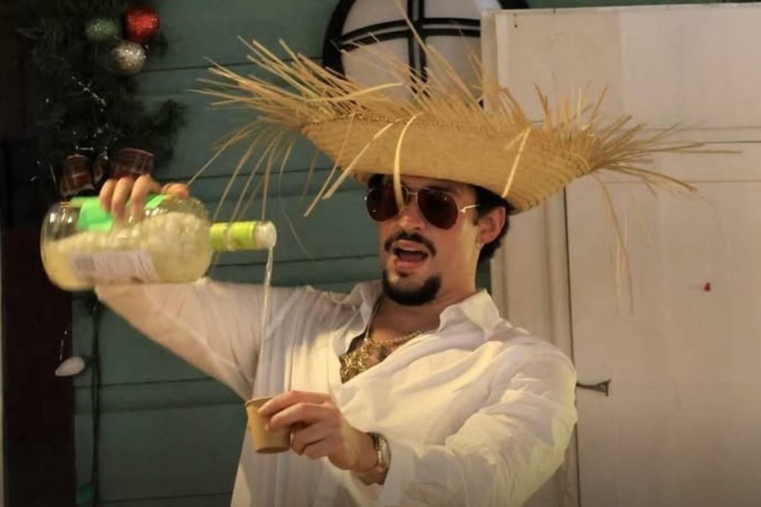 O que é pitorro de coco? Conheça a bebida de Bad Bunny e saiba como ...