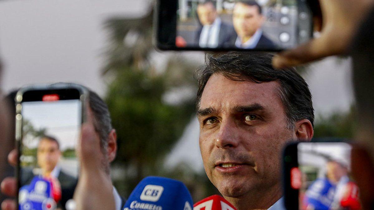 Flávio Bolsonaro exibe dados de favoritismo da escala 5x2 em reunião ...