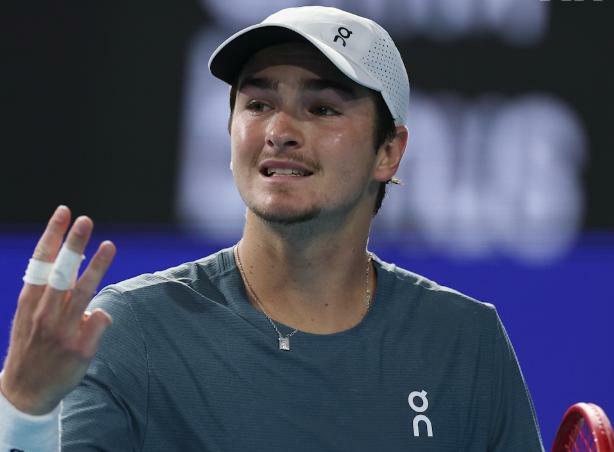 João Fonseca sofre na grama e se despede com derrota na estreia do ATP ...