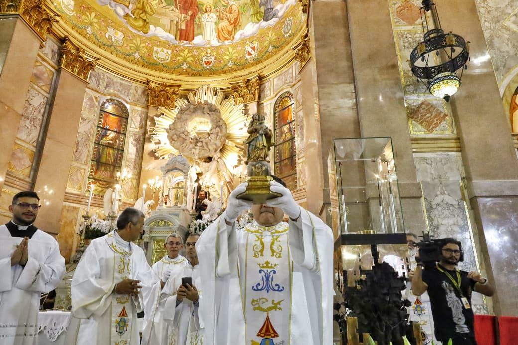 Imagem original de Nossa Senhora de Nazaré desce do Glória e emociona ...