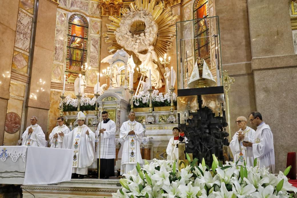 Imagem original de Nossa Senhora de Nazaré desce do Glória e emociona ...