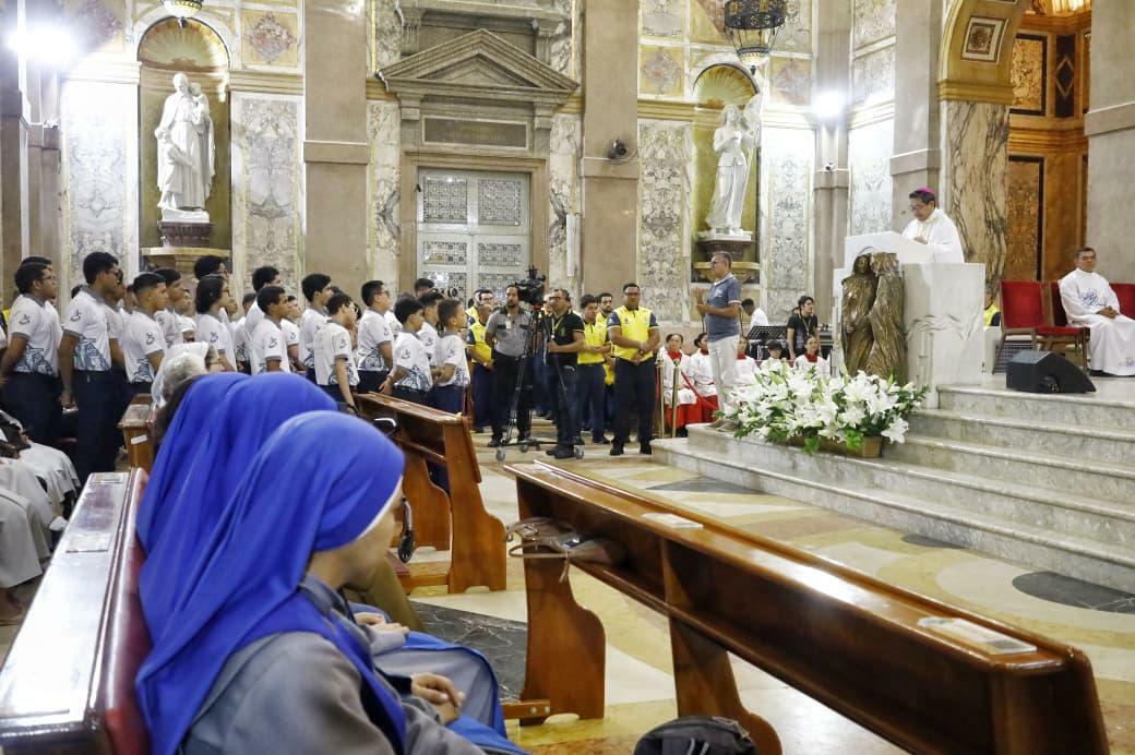 Imagem original de Nossa Senhora de Nazaré desce do Glória e emociona ...