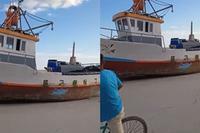Barco pesqueiro 'fantasma' é encontrado na Praia de Ajuruteua, em ...