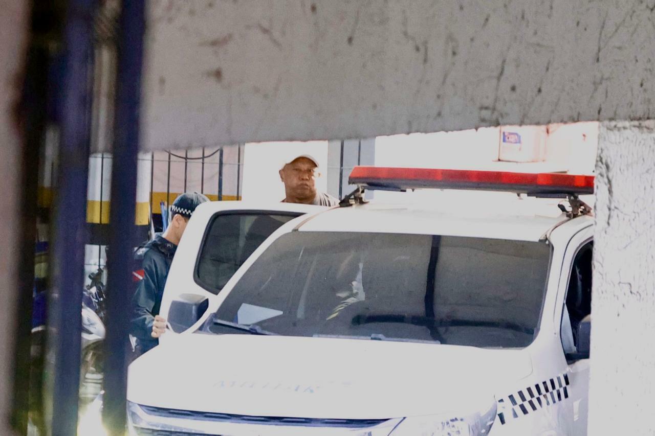 Veja o exato momento em que irmão de Ruthetty, preso, deixa delegacia ...