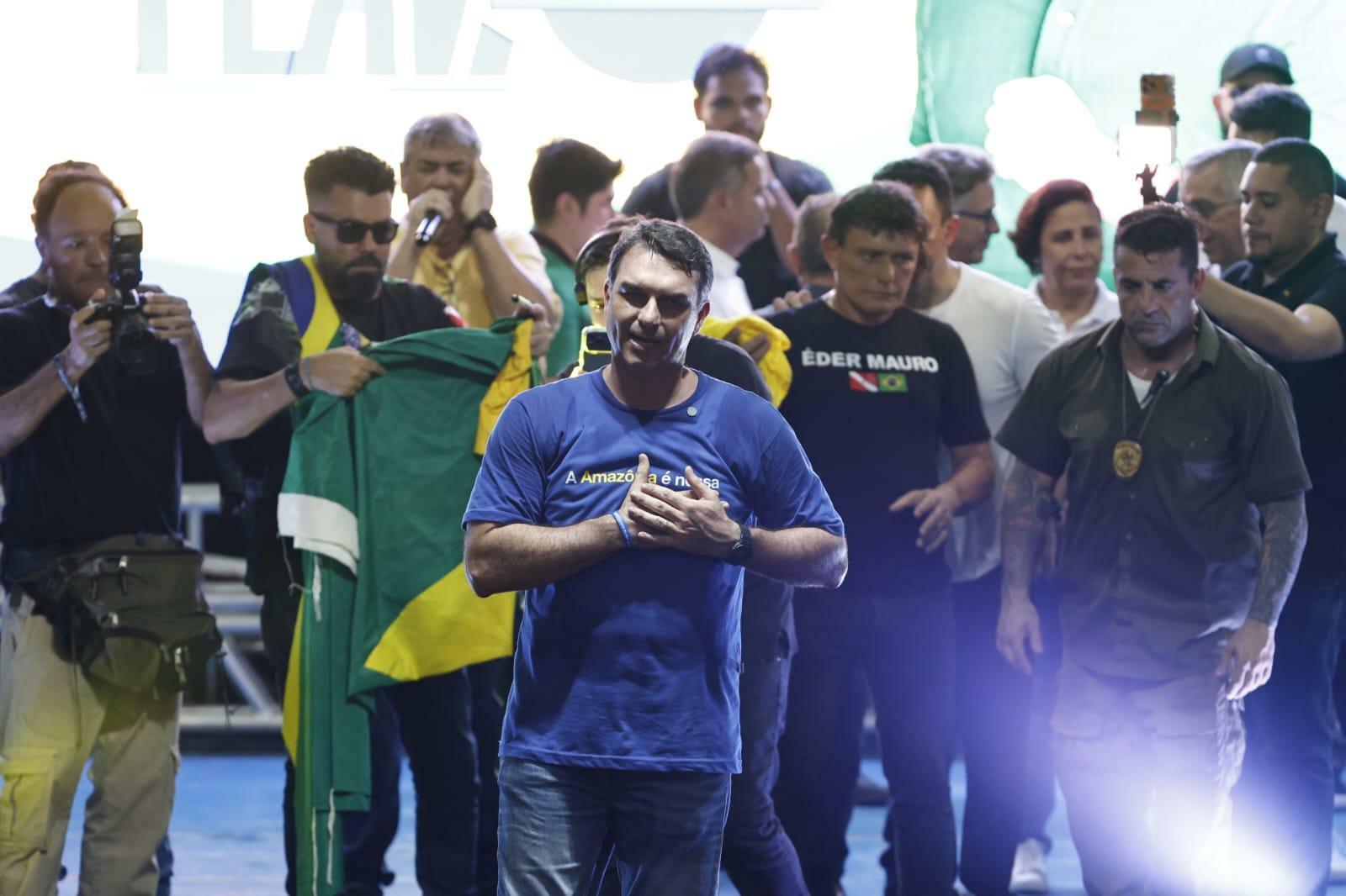 Flávio Bolsonaro critica PT e anuncia apoio a Daniel Santos e Éder ...