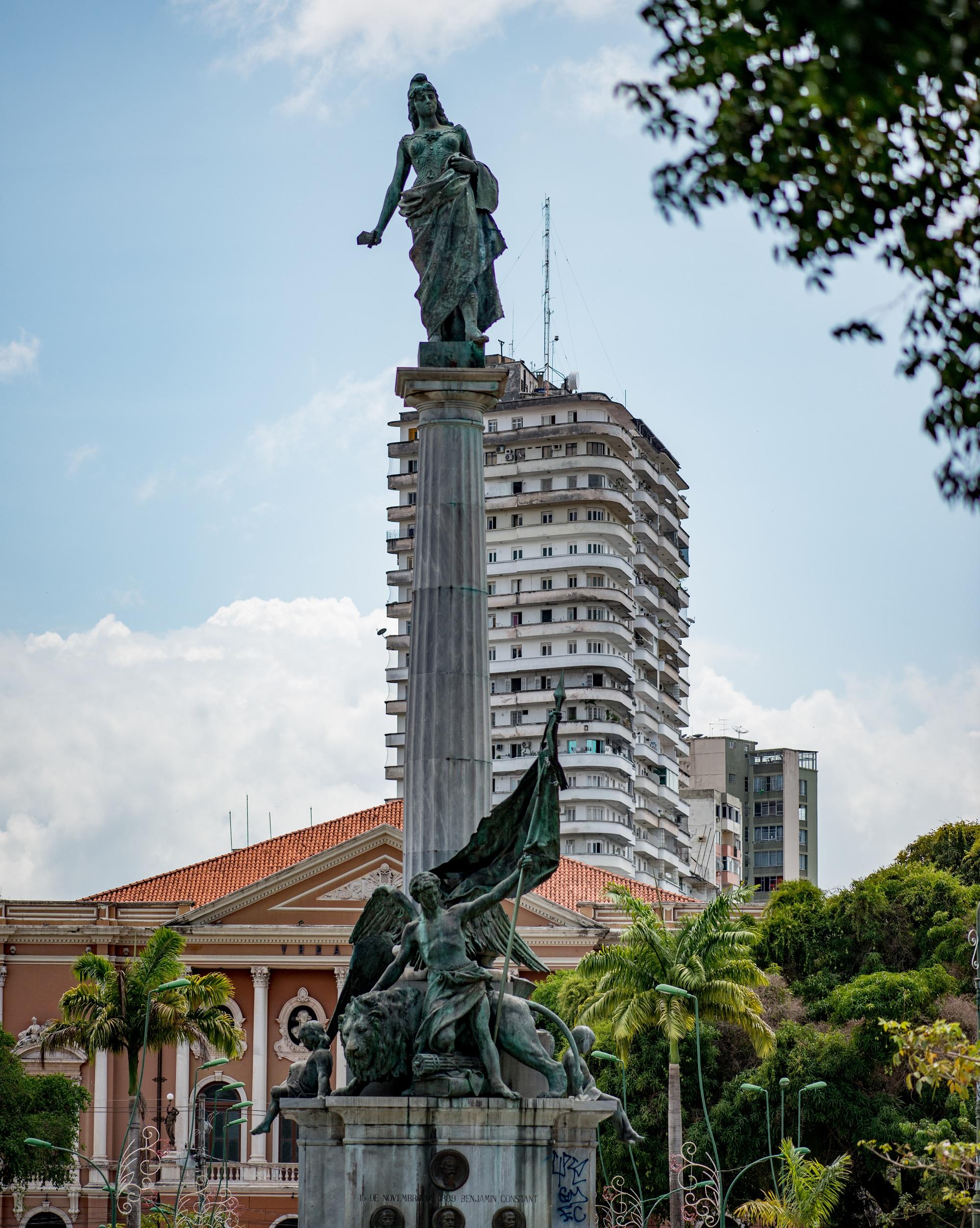 Monumento em praça é o primeiro e único conjunto escultórico no Brasil ...