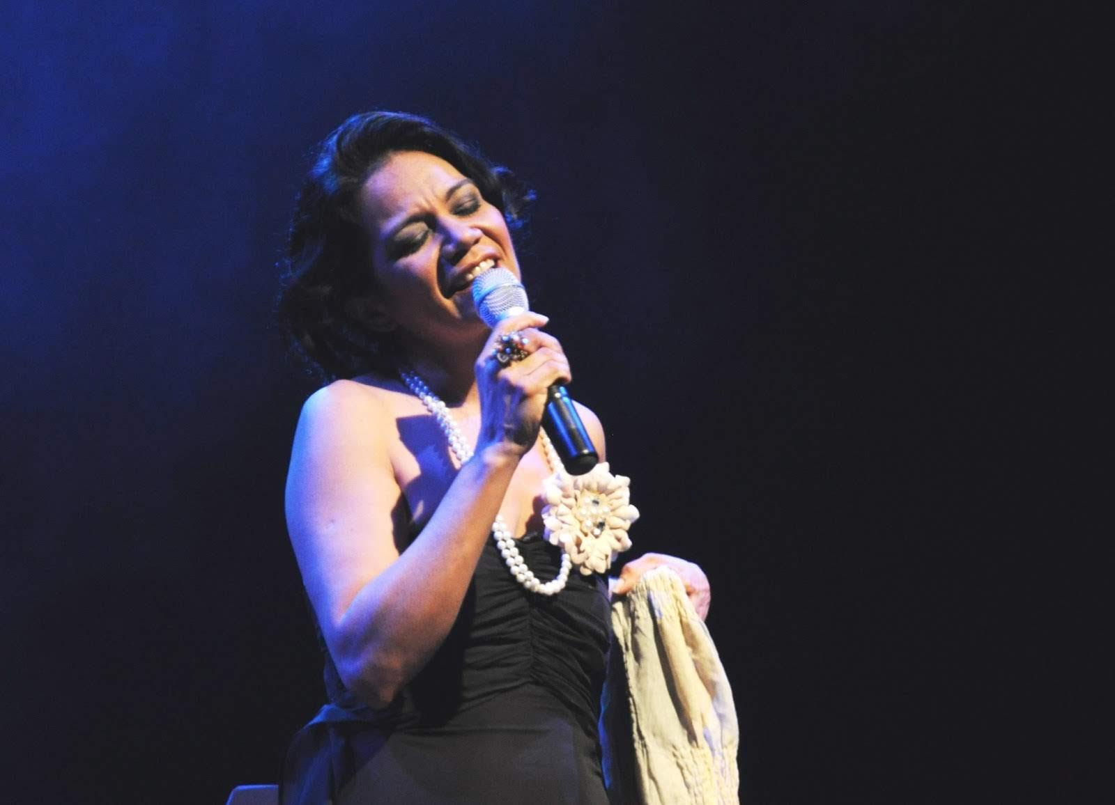 Simone Almeida comemora aniversário com live solidária | Música | O Liberal