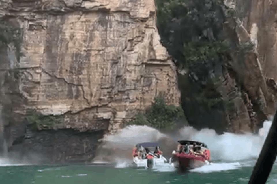 Vídeo mostra turistas tentando avisar sobre desabamento de rocha em ...
