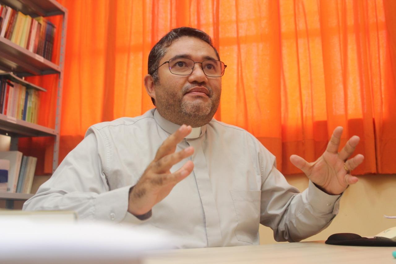 O que um teólogo faz? Saiba sobre formação, mercado de trabalho e onde ...