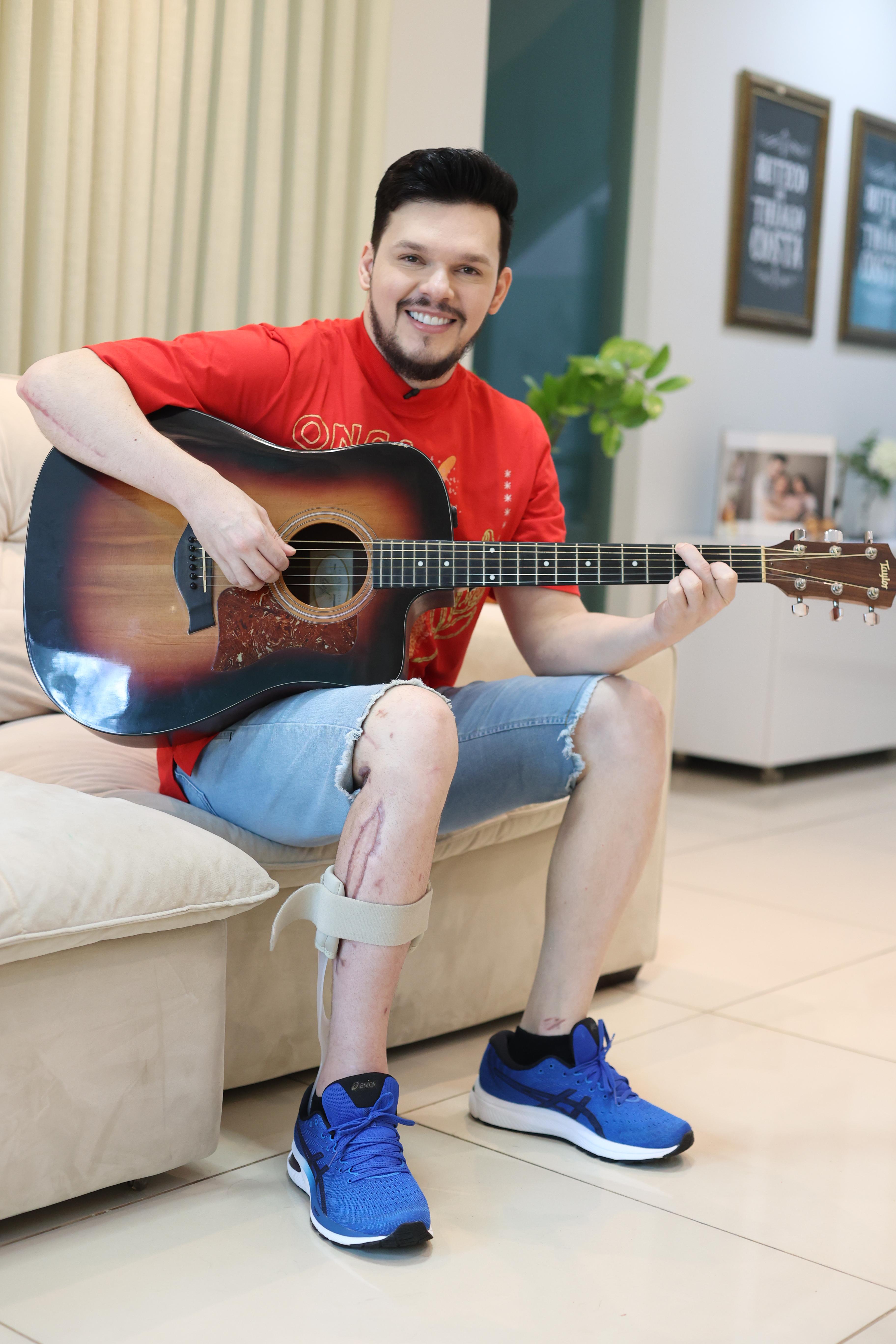 Após acidente grave, cantor Thiago Costa faz show pela primeira vez ...