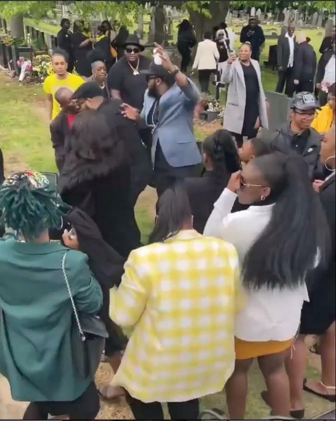 Funeral se transforma em rave com DJ, alto-falantes e dança ao redor do ...