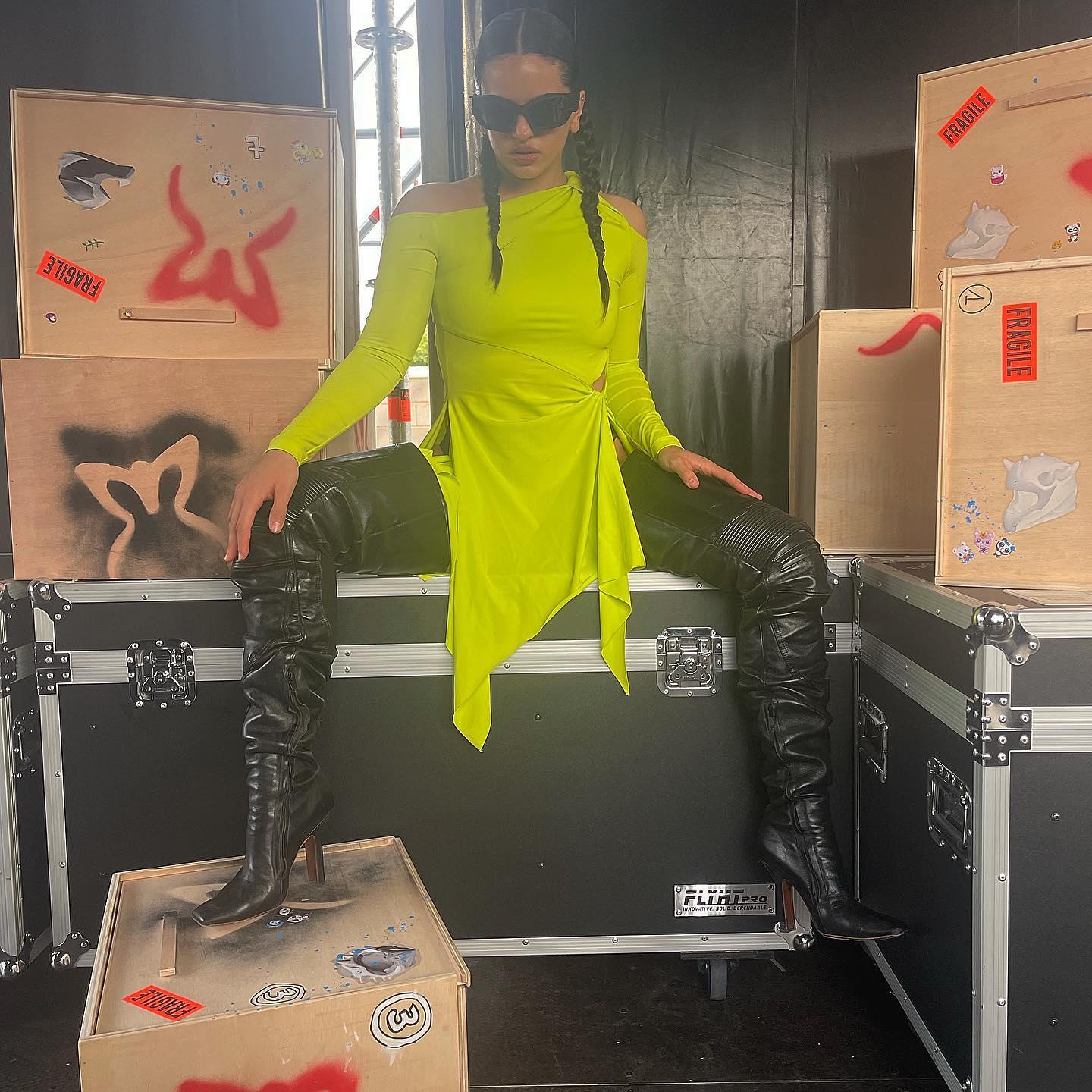 Estilo motoqueiro quebra barreiras com artista espanhola | Moda e ...