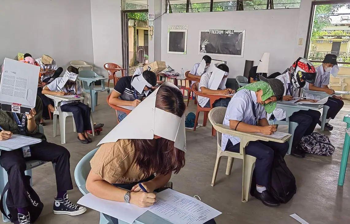 Alunos utilizam chapéus ‘anti-cola’ durante prova em universidade ...