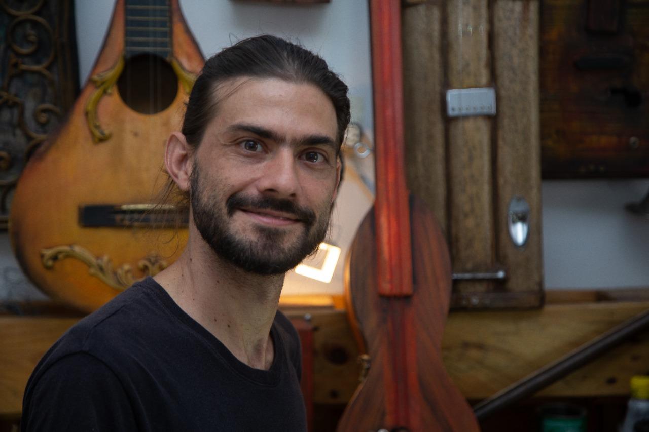 Artista Rafael Naufel cria instrumentos musicais na exposição ...