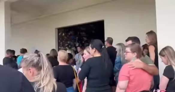 Vítimas De Ataque Em Creche De Blumenau São Enterradas Sob Aplausos E