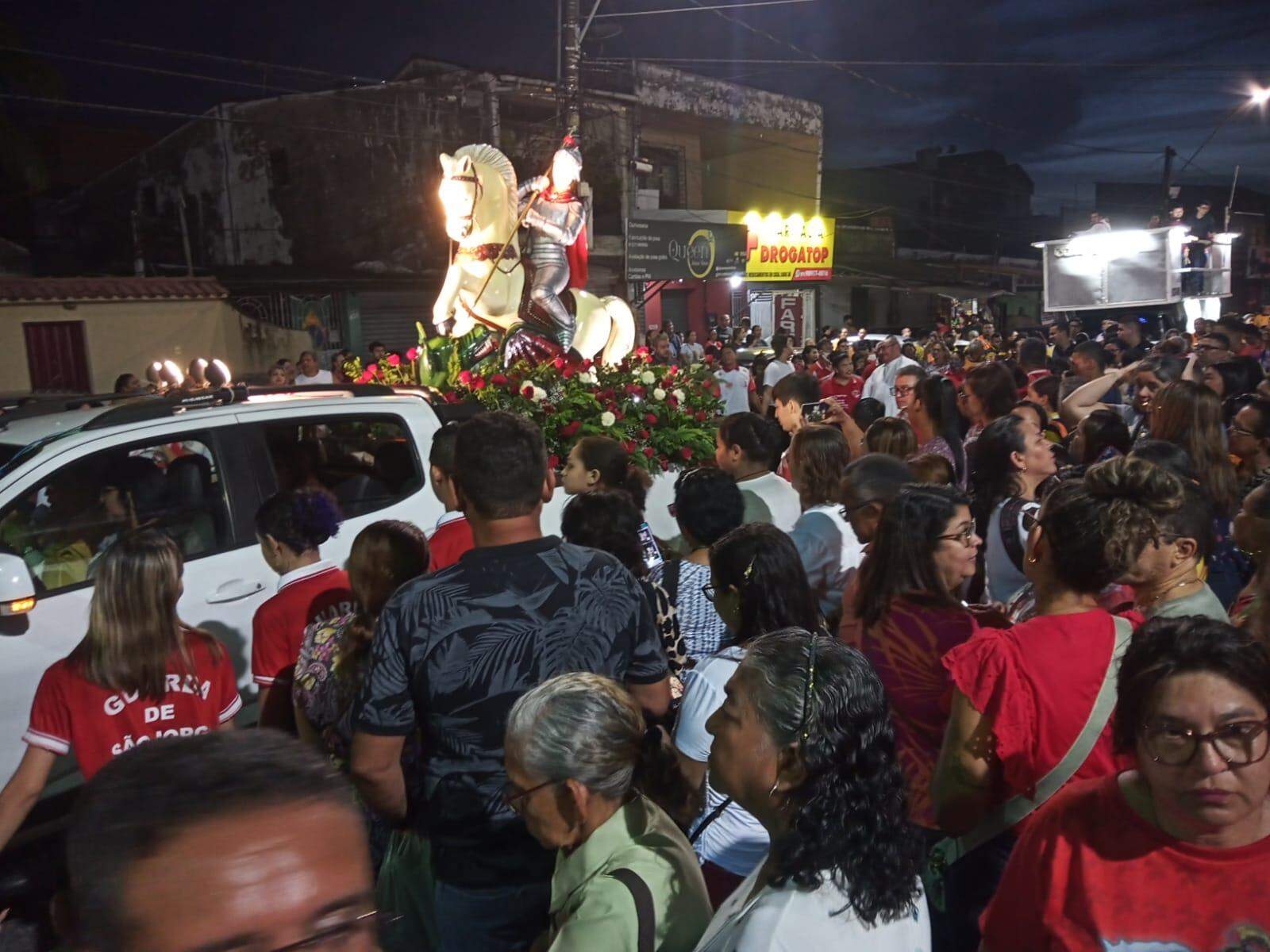 Procissão de São Jorge leva fiéis e cavalaria para as ruas do bairro da ...
