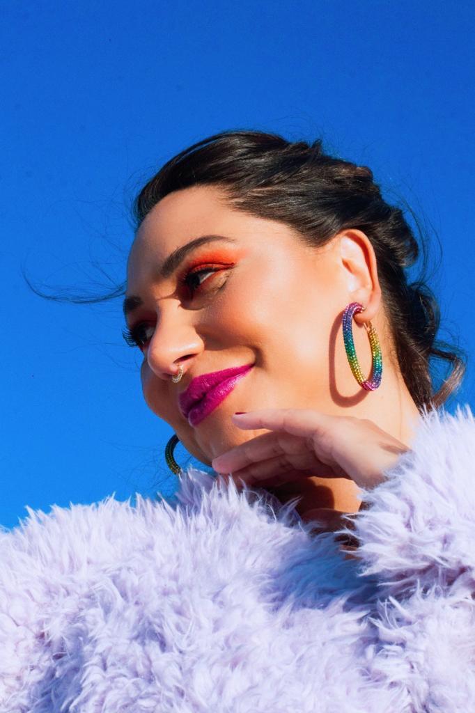 Naiá Camargo cantora que é uma artista com múltiplos talentos está ...