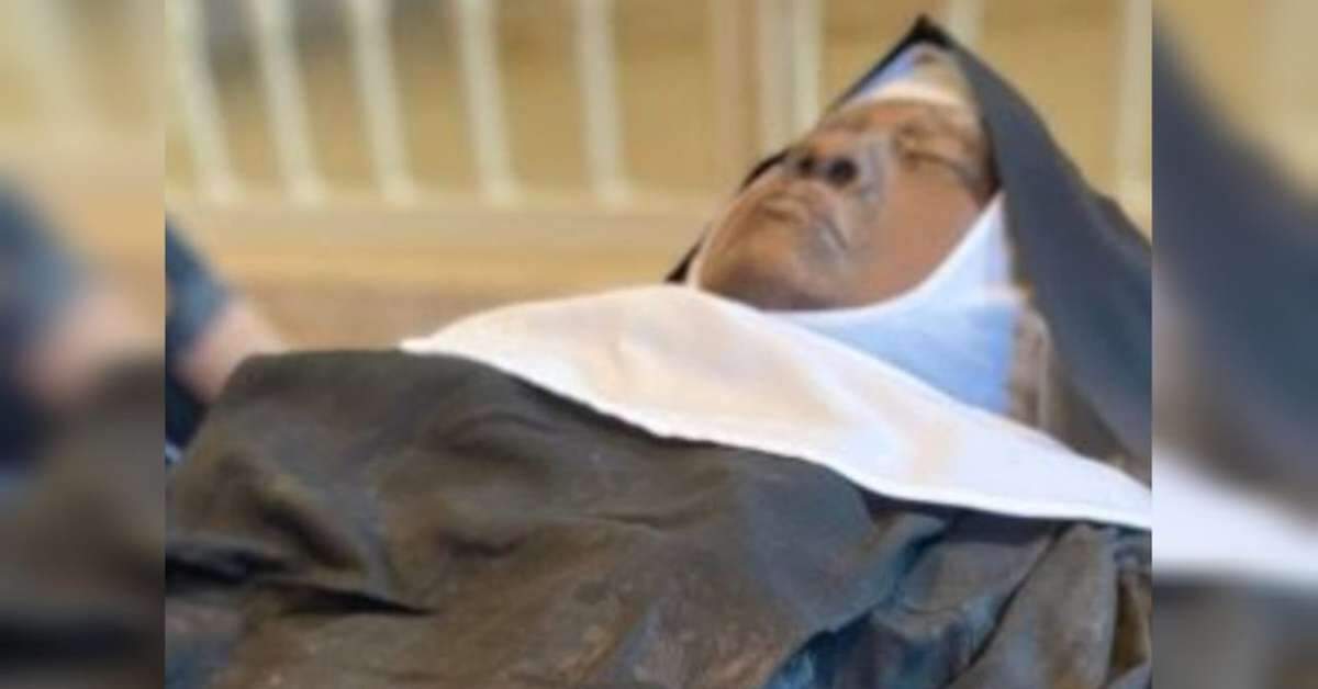 Corpo de freira sem sinais de decomposição atrai centenas de pessoas ... Corpo de freira sem sinais de decomposição atrai centenas de pessoas ...