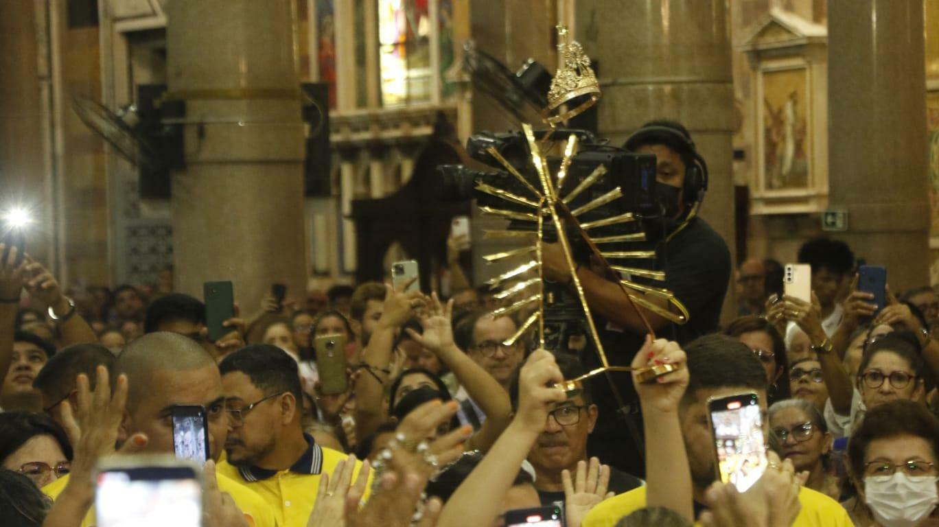 Coroação e retorno da Imagem ao Glória levam centenas de fiéis à ...