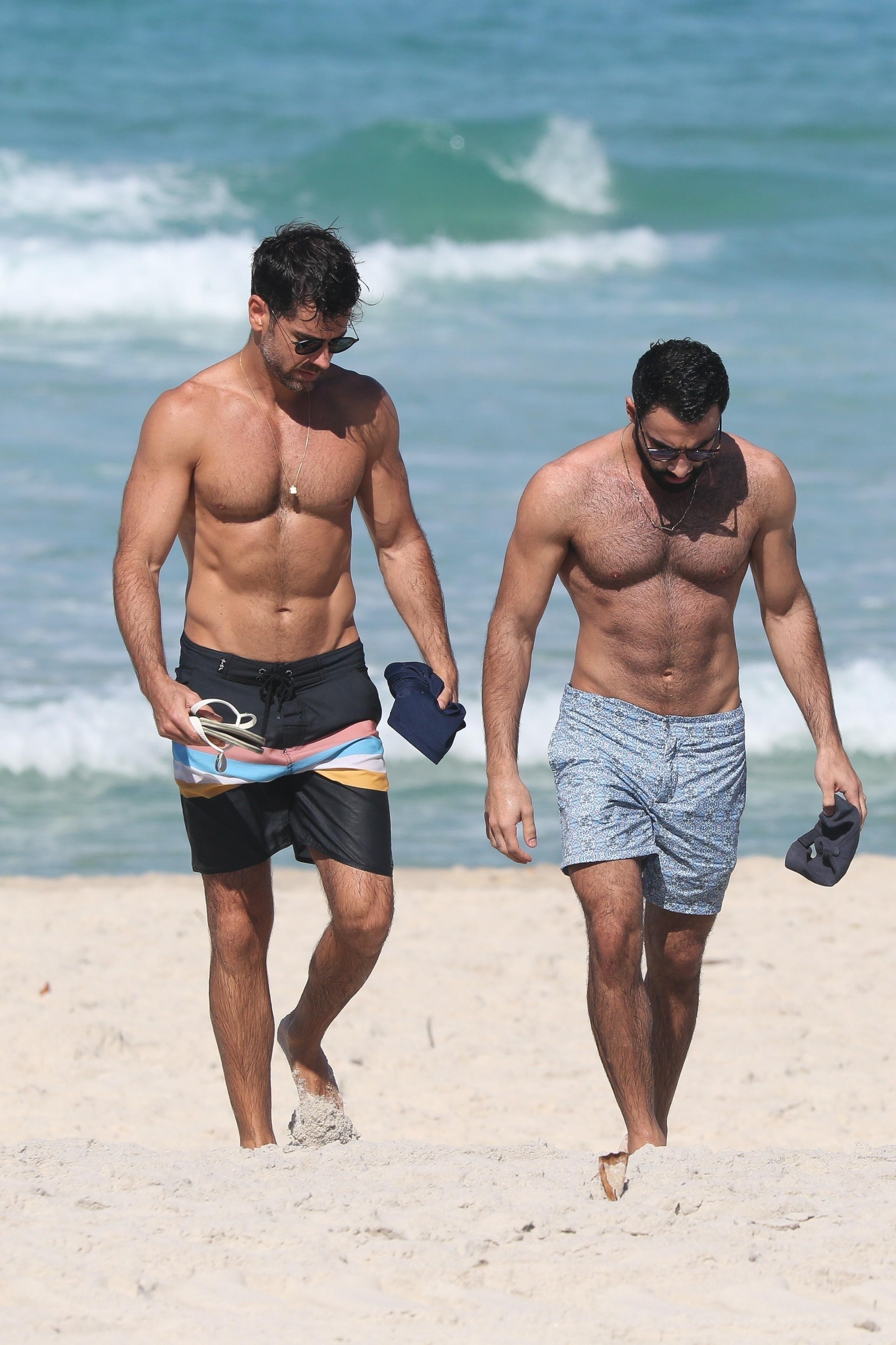 Marcos Pitombo e seu namorado Iasser Kaddourah aproveitam sol no Rio de ...