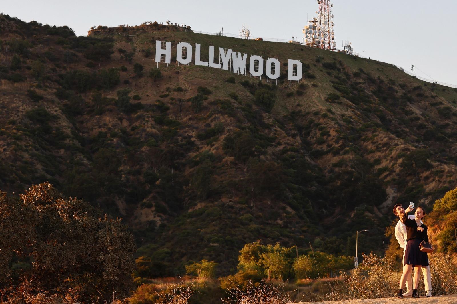 Letreiro De Hollywood A Noite Iluminado Já Pensou Num Teleférico