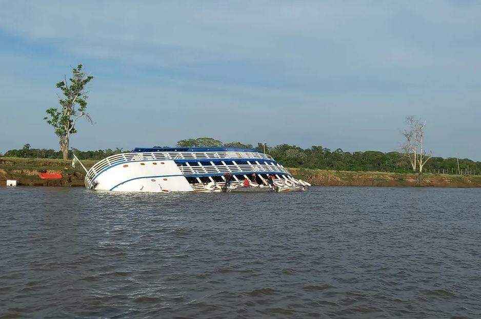 Barco afunda no Rio Amazonas e embarcação próxima resgata passageiros ...