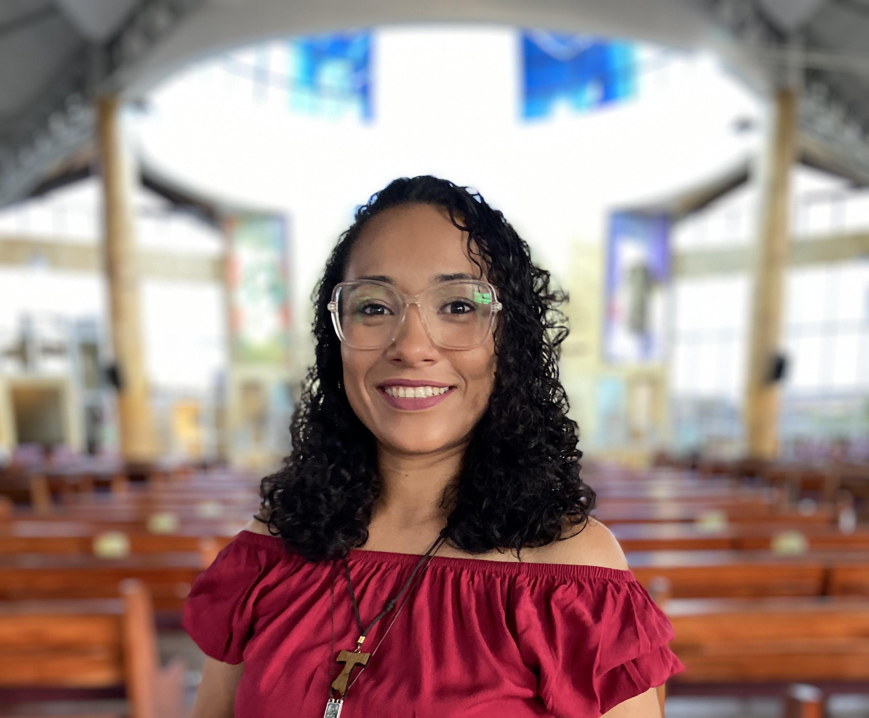 Cantora cristã Caroline Araújo lança single ‘Mensageiro de Amor’ nas ...