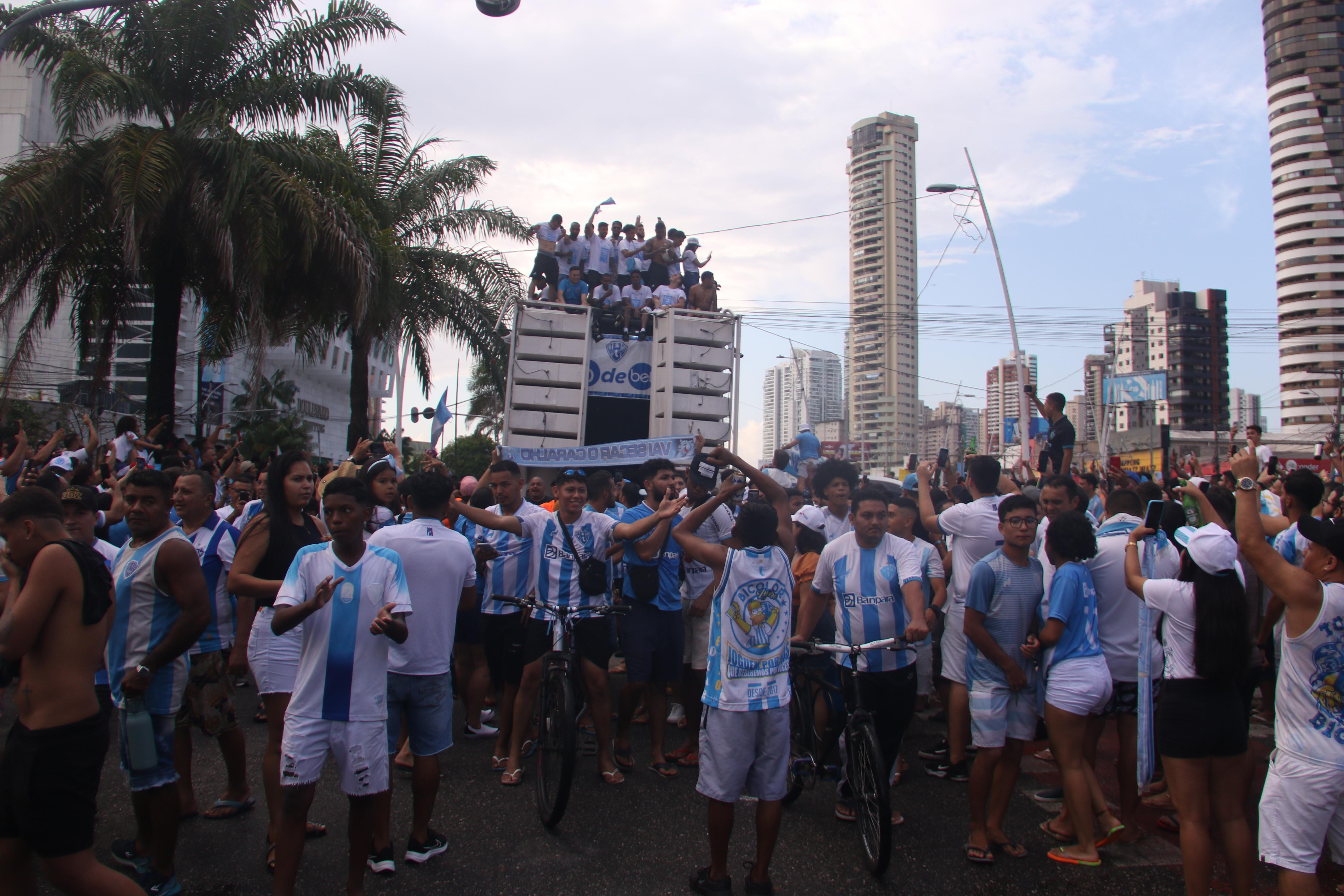 Open bar, trio-elétrico, provocação e festa; Confira as fotos da ...