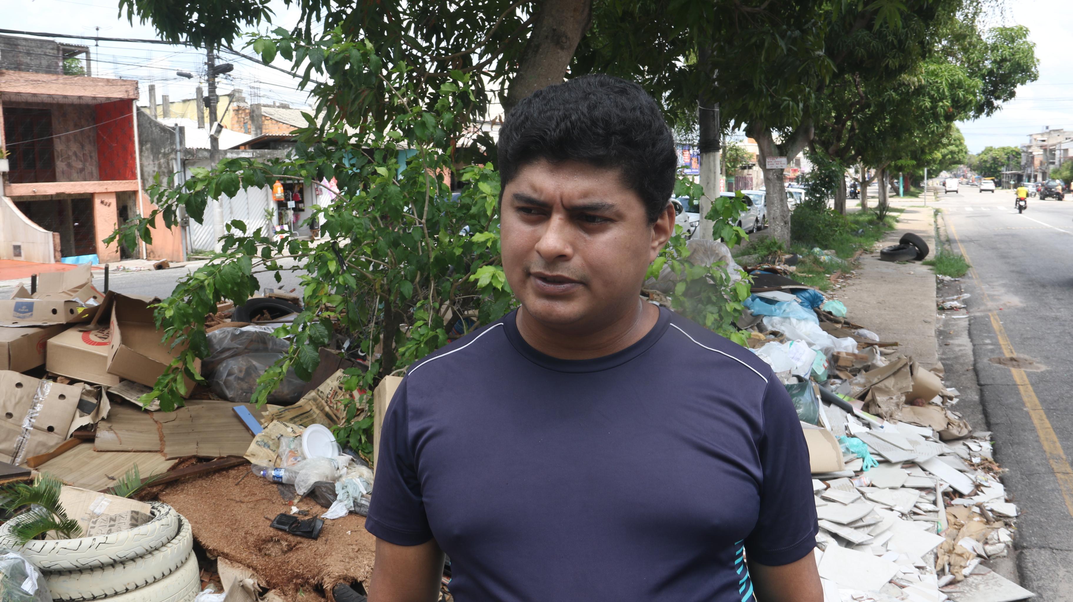 Autônomo Henrique Martins denuncia canteiro tomado por lixo na Antônio ...