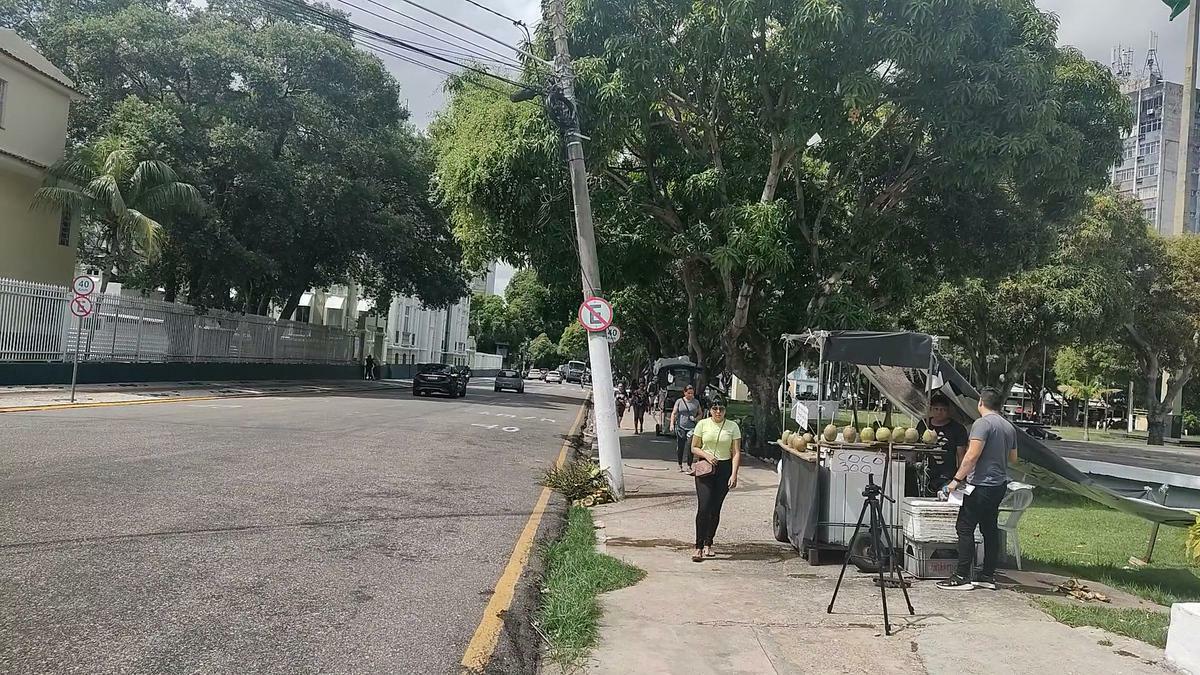 Comerciante Silvia Cardoso teme possível queda de poste inclinado na ...