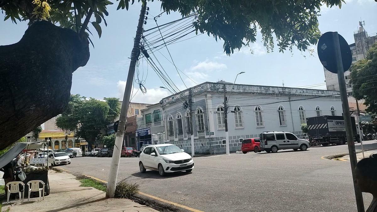 Comerciante Silvia Cardoso teme possível queda de poste inclinado na ...