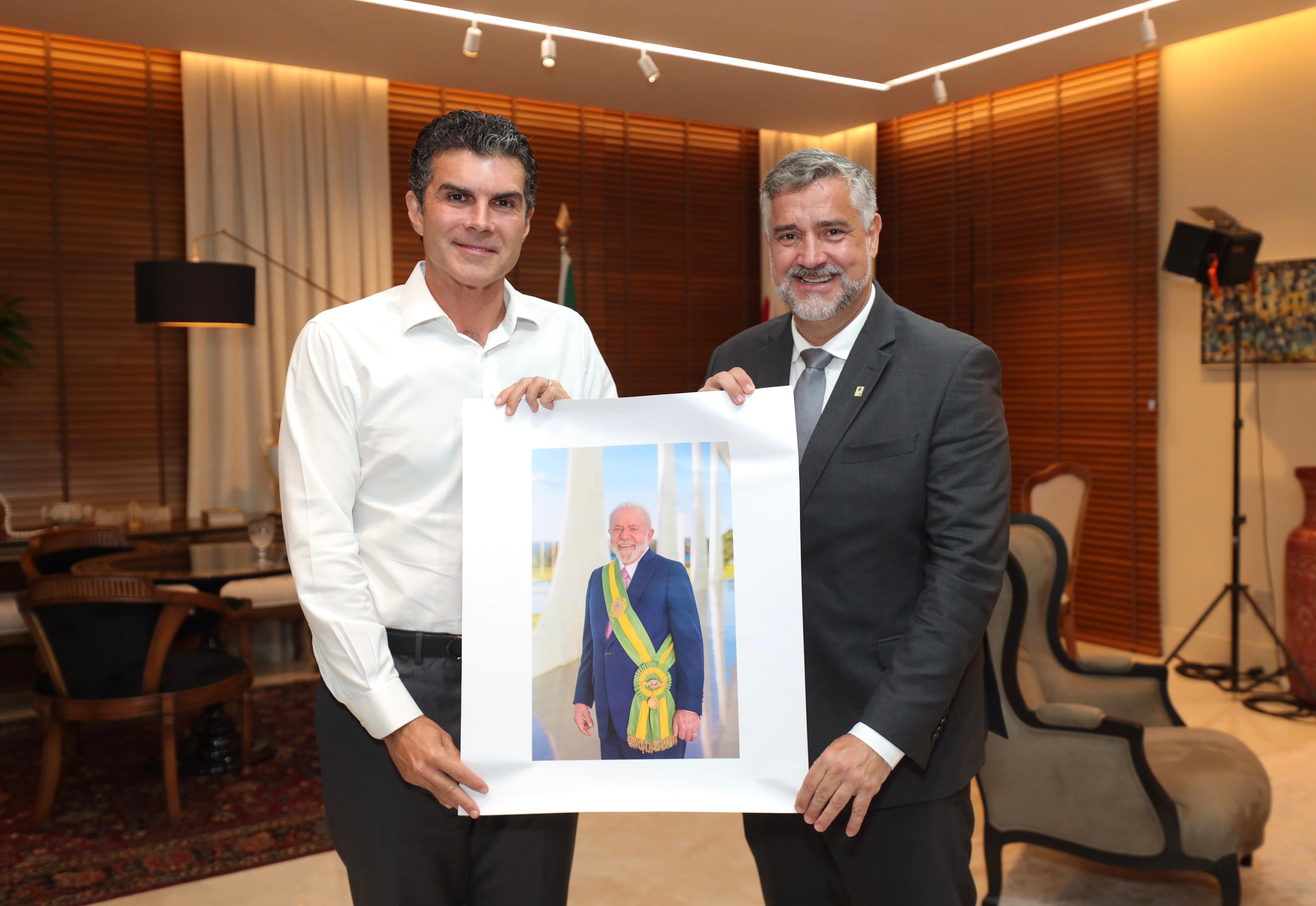Helder é presenteado com foto de Lula pelo ministro-chefe das ...