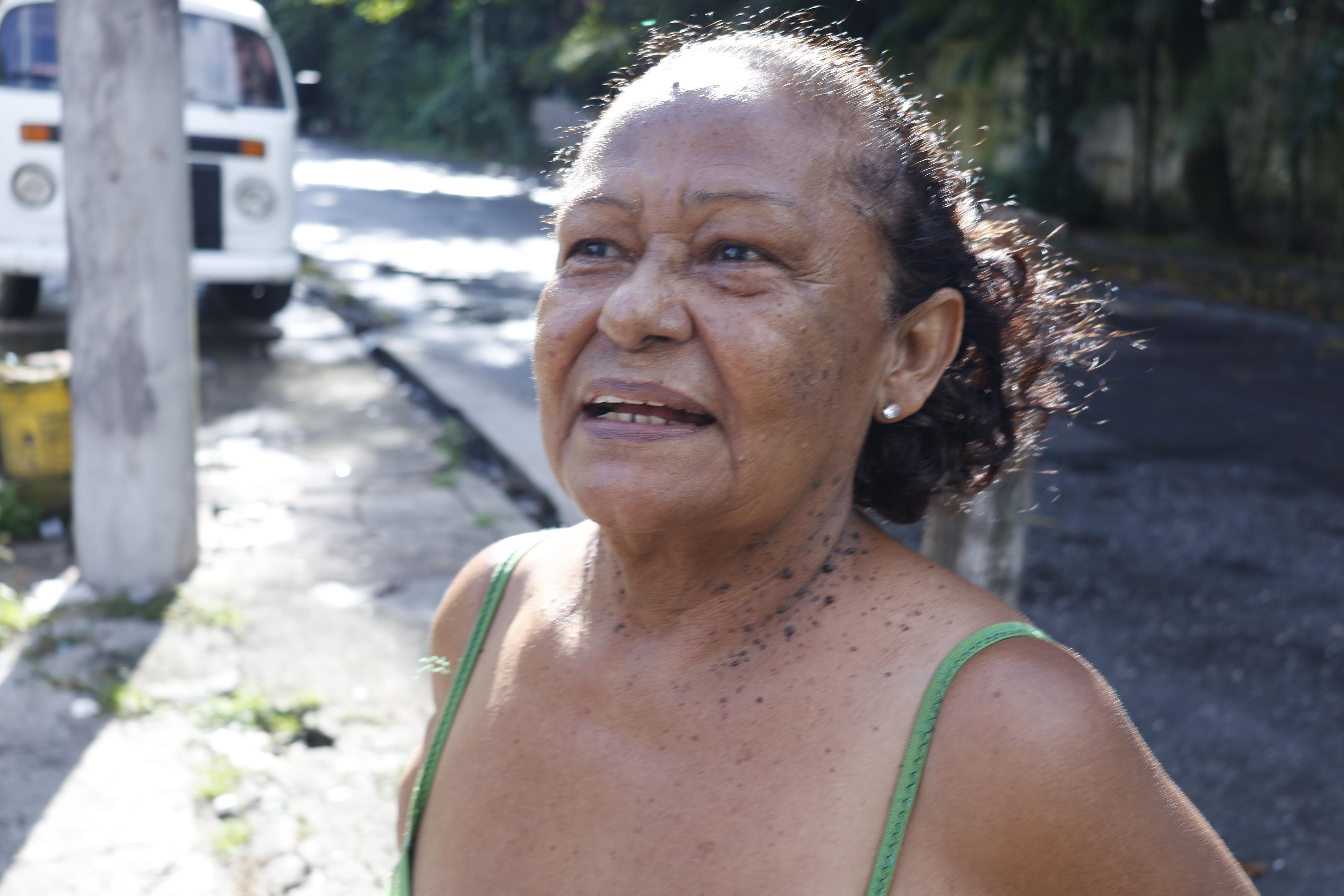 Dona de casa Celeste Lima reclama de postes sem luz na Rua da Marinha ...