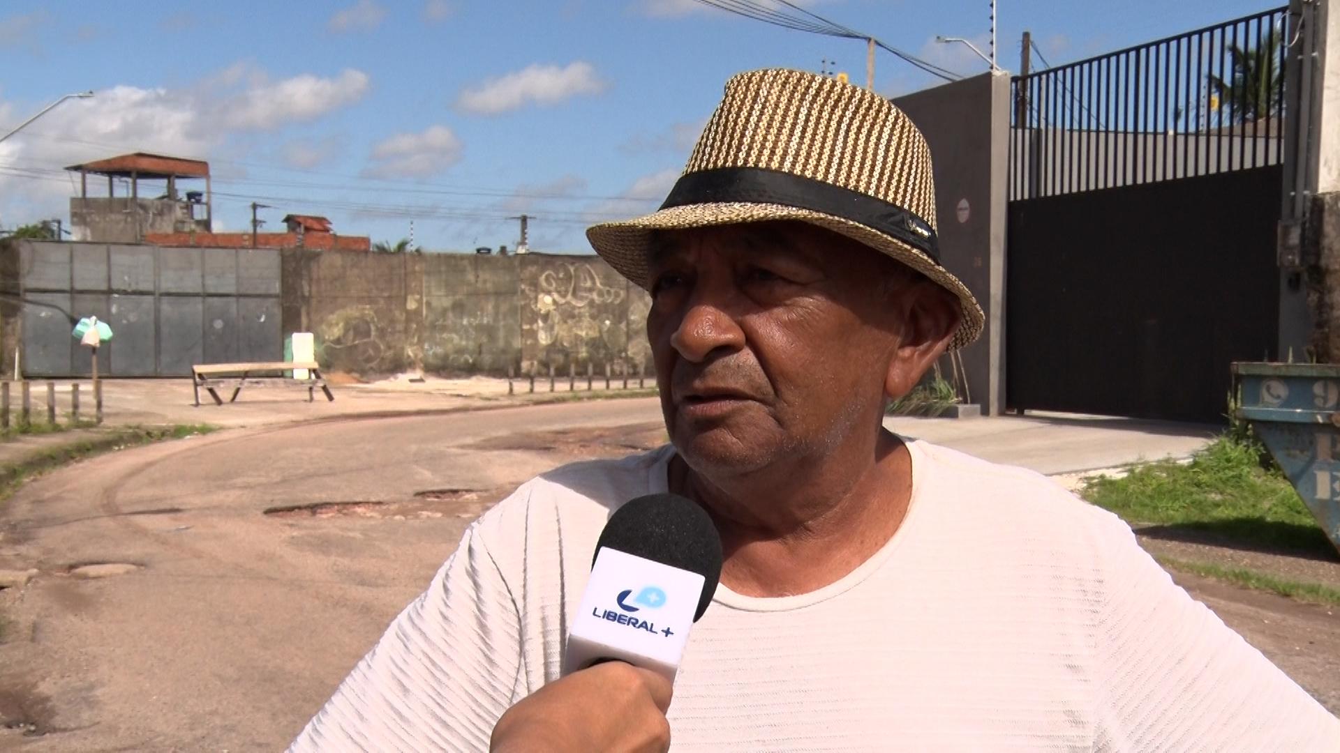 Aposentado Luciano da Silva reclama de buracos na rua Custódio de ...