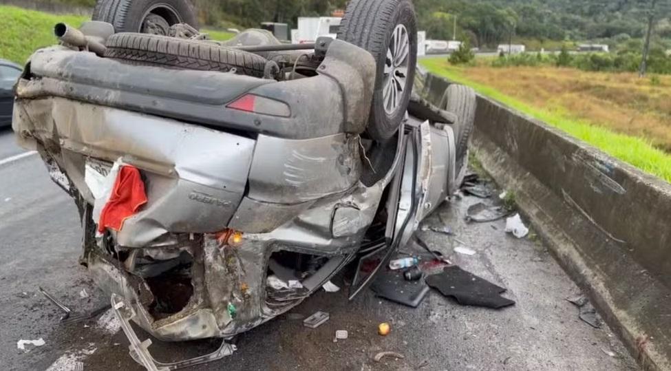 Dunga e esposa deixam o hospital após acidente de carro no Paraná ...