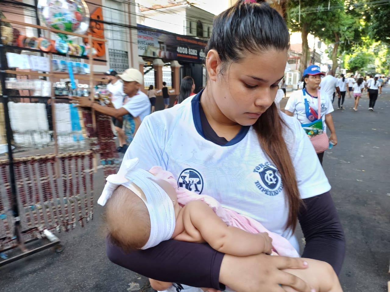 Casal paga promessa após filha recém-nascida ser curada de doença ...