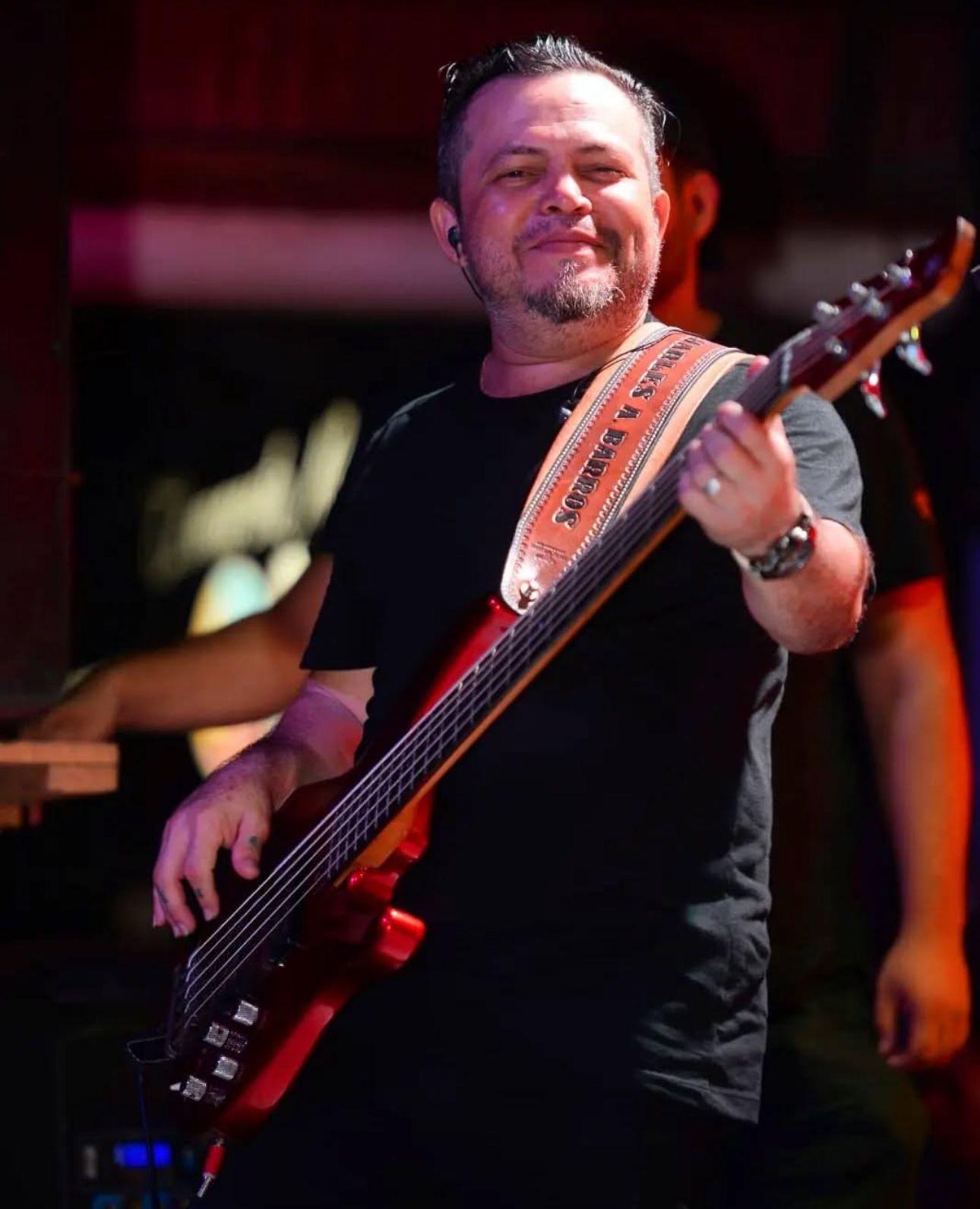 Morre baixista Charles Bass, ícone do brega no Pará, após sofrer um ...