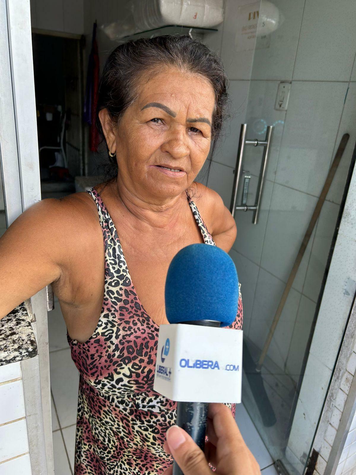 Dona de casa Lucimar Barbosa reclama de alagamento que surge todo fim ...