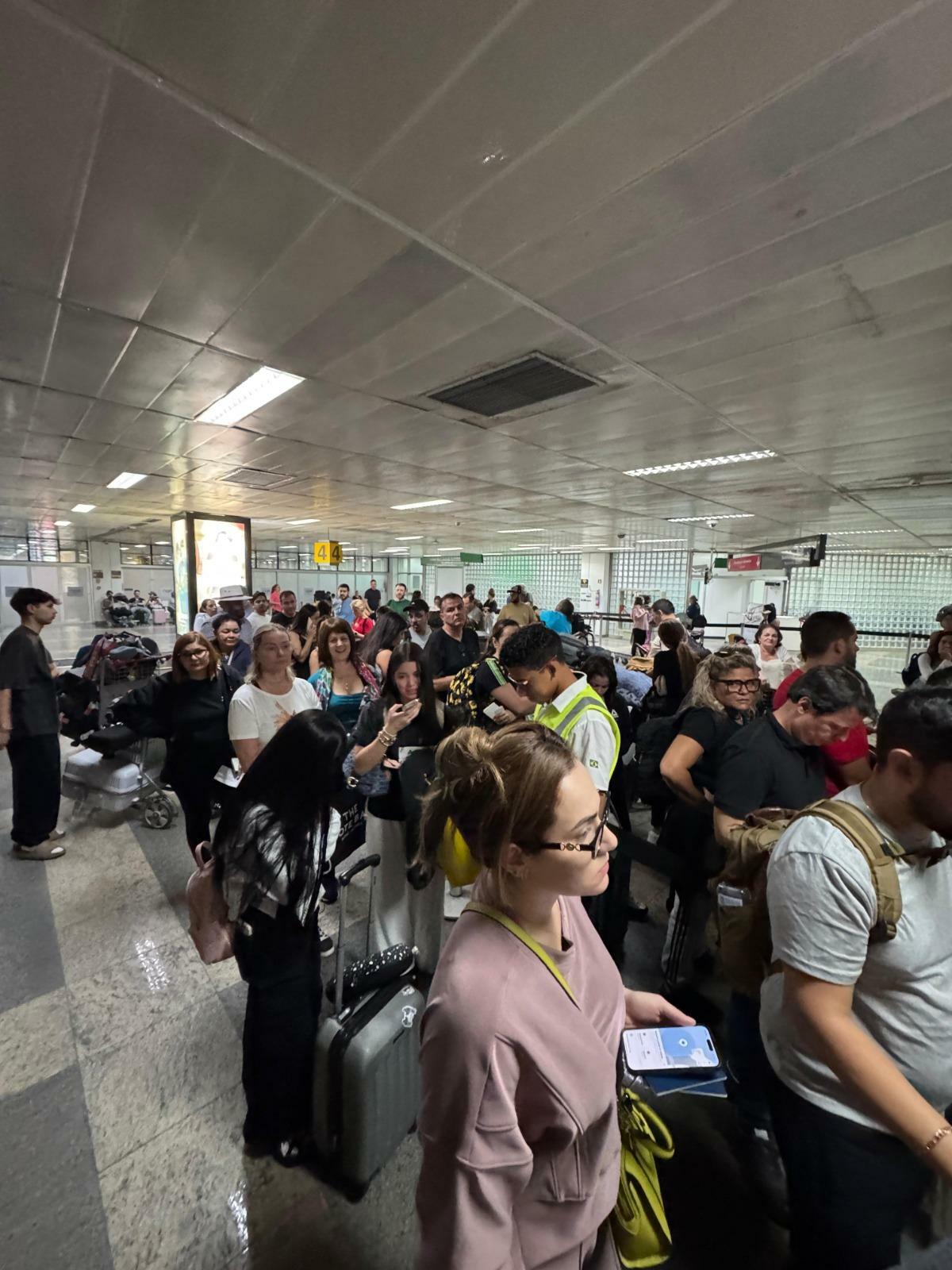 Atraso e malas não embarcadas: passageiros da Azul enfrentam ...