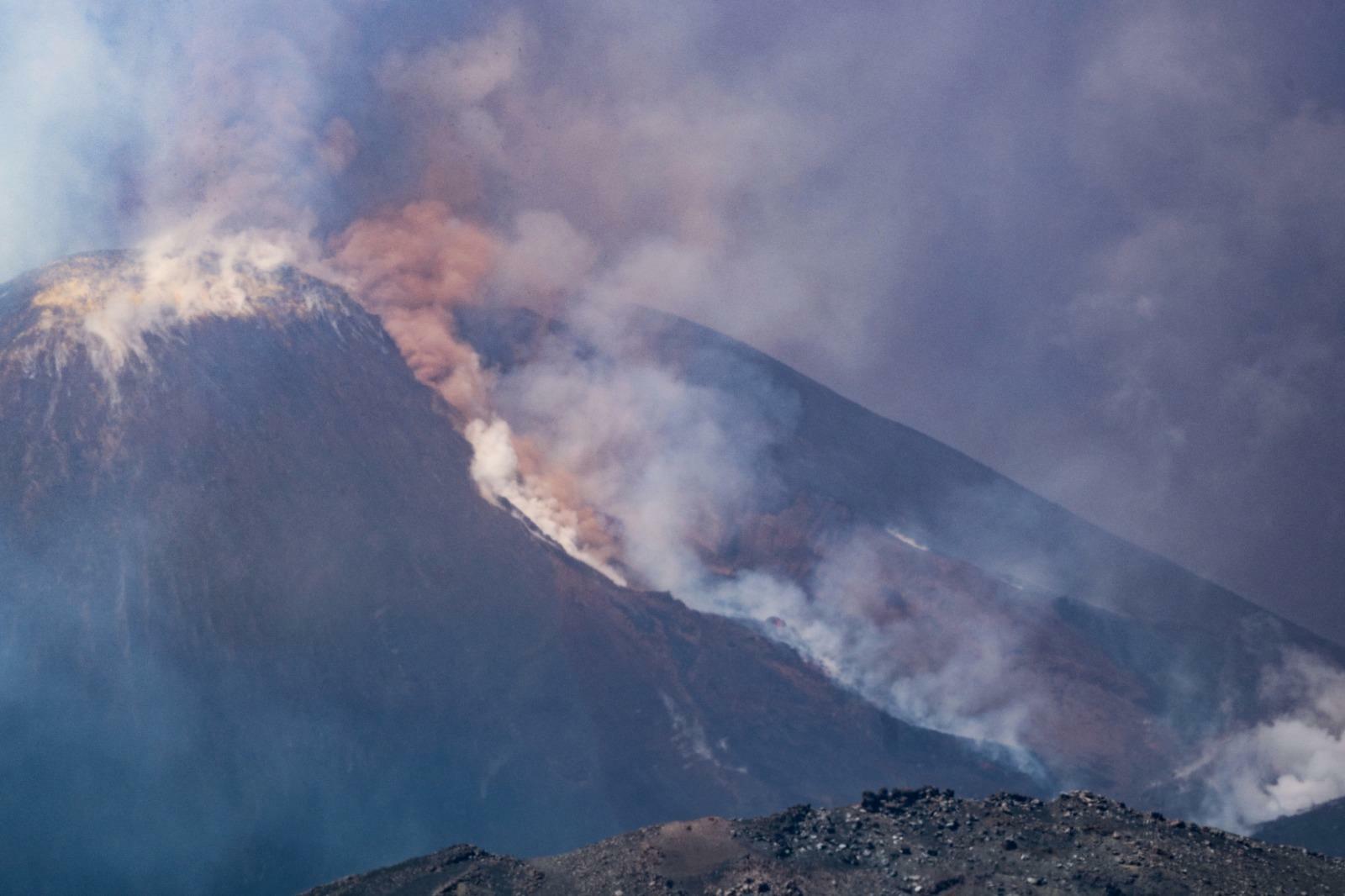 Monte Etna, vulcão ativo mais alto da Europa, expele enorme nuvem de ...