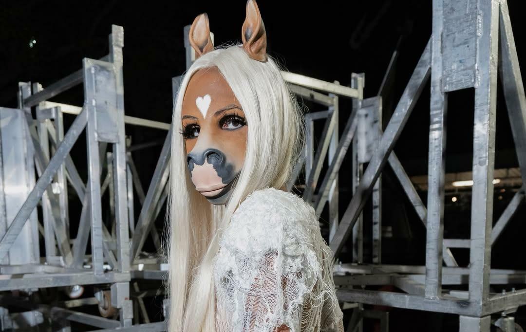 Artista alemã se identifica como 'metade cavalo, metade humana'; saiba ...