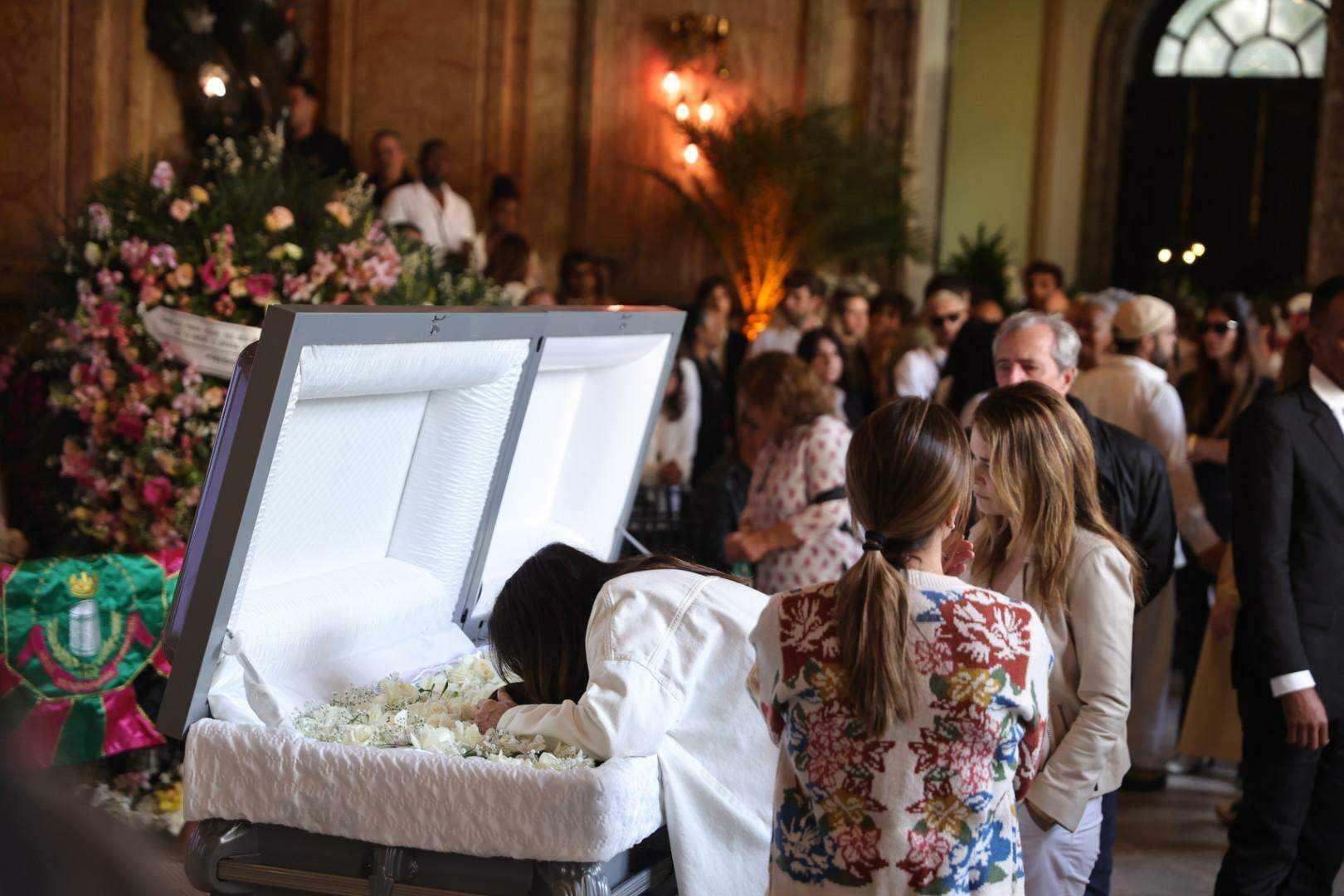 Thiaguinho, Malu Mader, Alice Wegmann e mais amigos marcam presença no ...